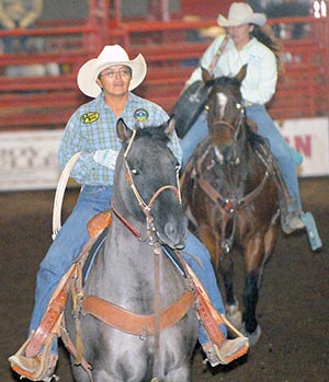 International Indian Finals Rodeo: Dilkon's Robbins wins breakaway ...