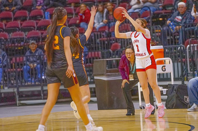 Robertson stuns Tohatchi girls in wild finish - Navajo Times